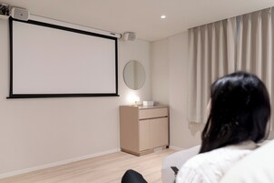 MOVIE | Roupa de alta qualidade, com decoração personalizada
