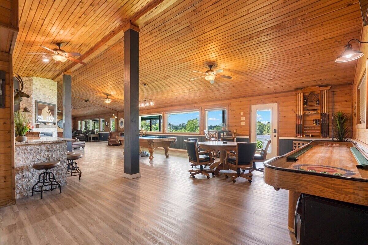 Waterfront Home With Boat Launch And Dock, Pool & Basketball/pickleball Court Mini Golf, Playground - Baytown, TX