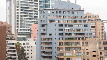 Um edifício residencial de vários andares com varandas, uma variedade de estilos de janelas e um design arquitetônico moderno.