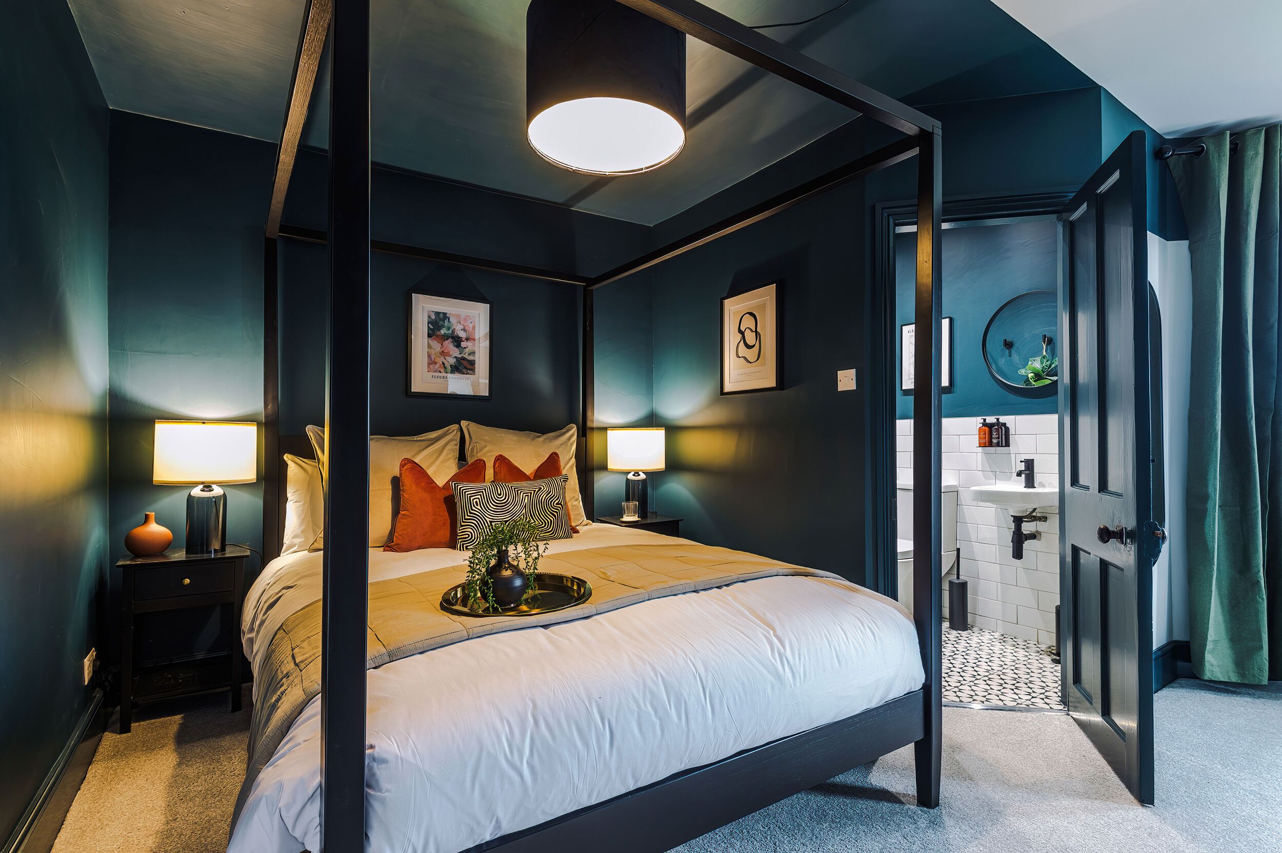 8 quartos, com decoração personalizada, com mobília individualizada 