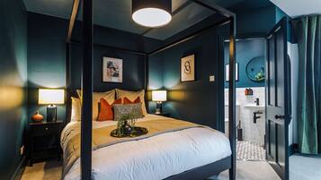 8 quartos, com decoração personalizada, com mobília individualizada