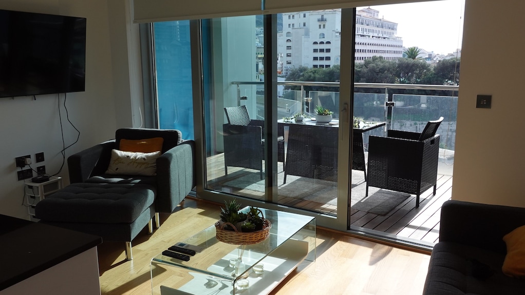 Luxury 1 Bed 1 Bath With Rooftop Heated Pools - Gibraltar