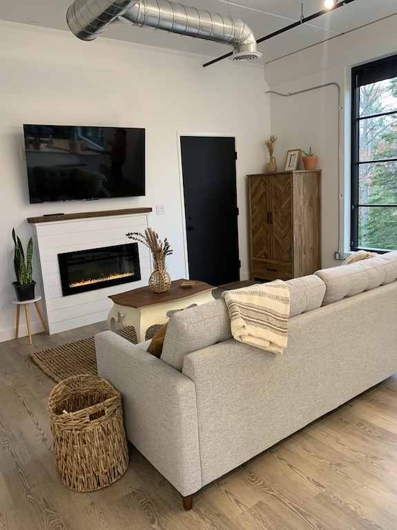 Boho Condo W/rooftop Hot Tubs! 2 Minutes To Downtown Tc & Beaches. Dog Friendly! - Traverse City, MI