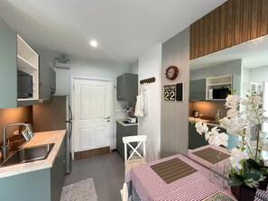 Apartamento clássico, 1 cama Queen, sacada | 1 quarto, roupa de cama