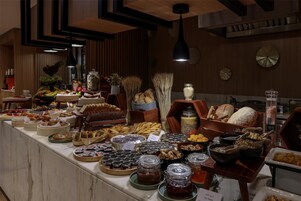 Pequeno-almoço inglês nos dias úteis (120 SAR por pessoa) 