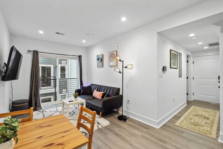 Stylish Nw Dc Unit With Balcony & In-house Services - 워싱턴 D.C.