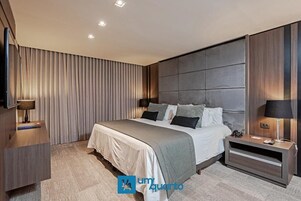 Apartamento | Espaço de trabalho para notebook, Wi-Fi de cortesia, roupa de cama