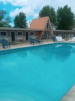 Piscina externa sazonal, funciona das 8h às 20h, espreguiçadeiras