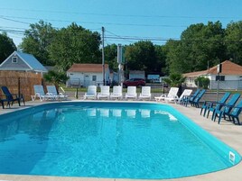Piscina externa sazonal, funciona das 8h às 20h, espreguiçadeiras