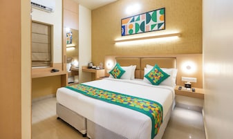 Quarto standard | Cofres nos quartos, escrivaninha, roupa de cama