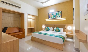 Quarto casal luxo | Cofres nos quartos, escrivaninha, roupa de cama