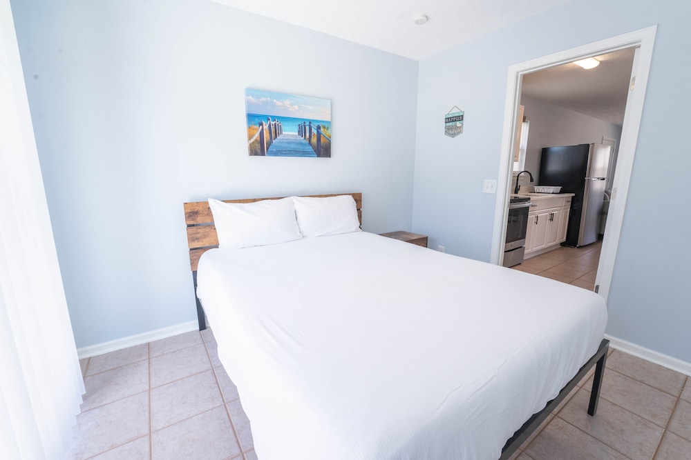 Cheerful 1 bedroom house, 1 block from the beach - Lower Grand Lagoon ...