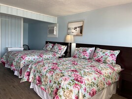 Quarto casal, 2 camas Queen, vista para o lago | Roupa de cama