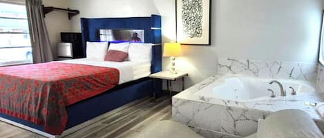 Jacuzzi Suite King Room | Cofre no quarto, secretária, ferro/tábua de engomar, Wi-fi grátis