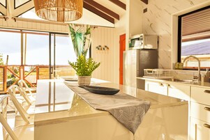 Loft Premier, vista para o mar | Cozinha privada | Um frigorífico, um micro-ondas, um forno, uma placa de cozinha 