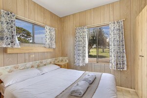 Cabana de Madeira Standard, 1 quarto | Ferro/tábua de engomar, Wi-fi grátis