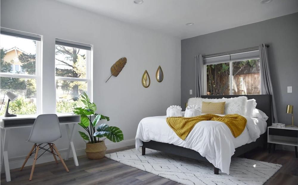 New Colorful + Spacious 3bd/2ba Home In The ❤️Of Mill Valley
- Fully Remodeled - Muir Woods National Monument