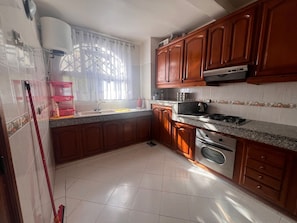 Apartamento | Cozinha privada | Um frigorífico, um micro-ondas, um forno, uma placa de cozinha 