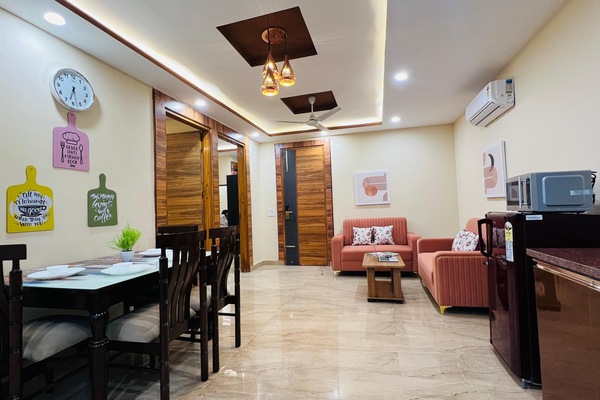 Superior Two-Bedroom Apartment | Sala de estar | TV de ecrã plano