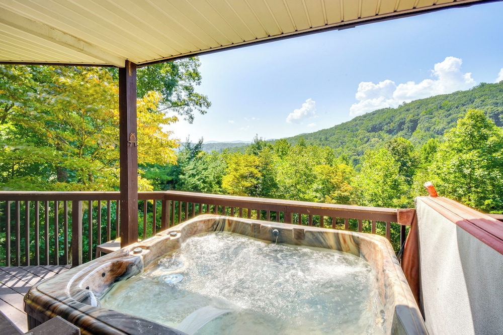 Mountain Cabin W/ Covered Decks & Fire Pit! - Blairsville, GA