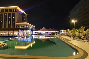 Piscina exterior, da(s) 9:00 à(s) 18:00, guarda-sóis, espreguiçadeiras