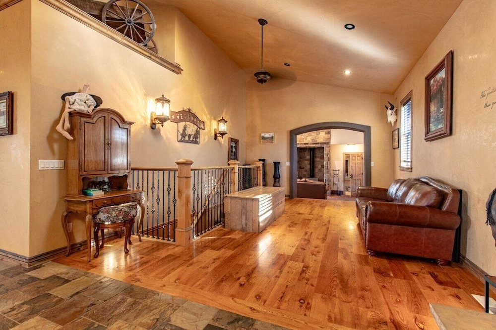 14 Guests, 5br/2ba, Game Room & Spacious Living - Little Salt Lake, UT
