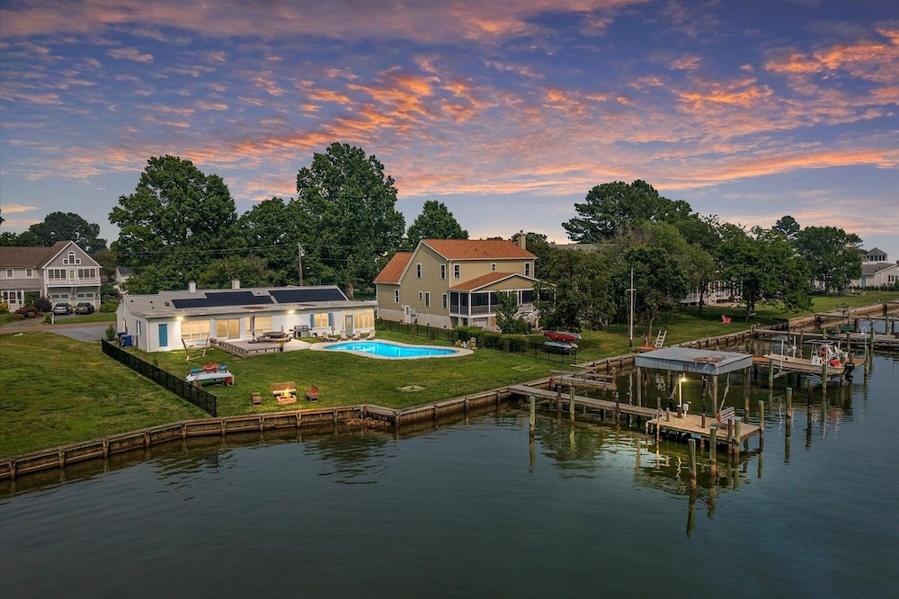 Waterfront Bliss: Ultimate Tilghman Retreat 4 Bedroom Home By Redawning - Saint Michaels, MD
