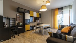 Apartamento (2 Bedrooms) | Sala de estar | TV de ecrã plano 
