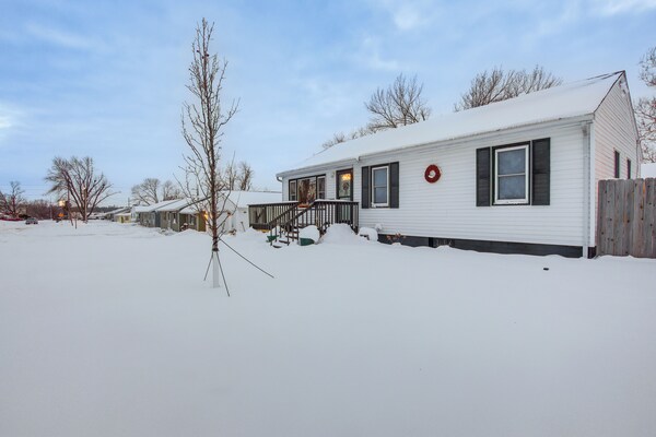 Pet-friendly Hiawatha Retreat W/ Private Yard! - Cedar Rapids, IA