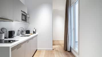 One-bedroom Apartment with patio | Cozinha privada | Um frigorífico, um micro-ondas, uma placa de cozinha
