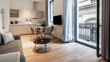 Studio with balcony - disability access | Cozinha privada | Um frigorífico, um micro-ondas, uma placa de cozinha