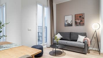 One-bedroom Apartment with patio | Sala de estar | TV de ecrã plano