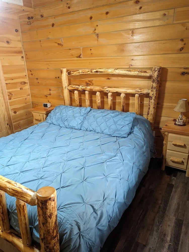 Mountain Log Home W/open Floor Plan & Mountain Views - Mountain City, TN