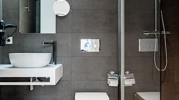 Studio Apartment with rooftop terrace | Casa de banho | Artigos de higiene ecológicos, um secador de cabelo, toalhas fornecidas