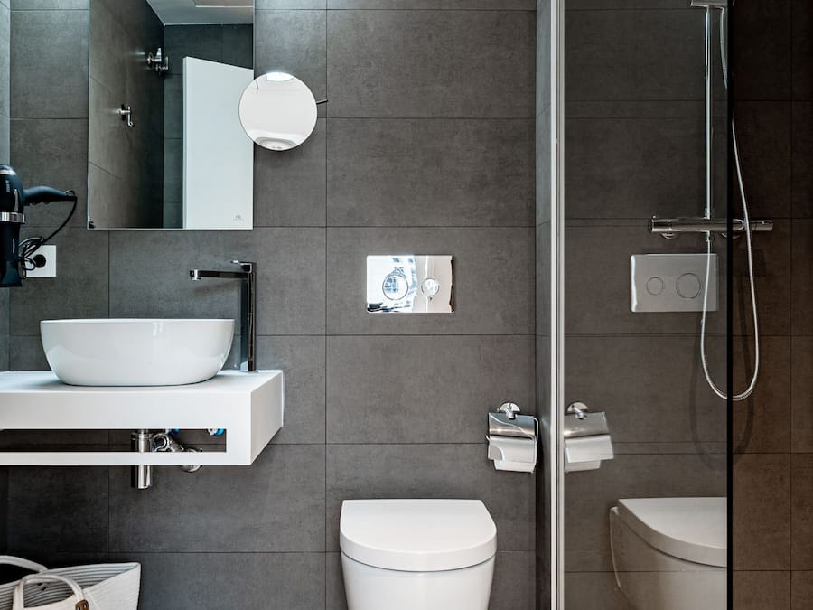Studio Apartment with rooftop terrace | Casa de banho | Artigos de higiene ecológicos, um secador de cabelo, toalhas fornecidas