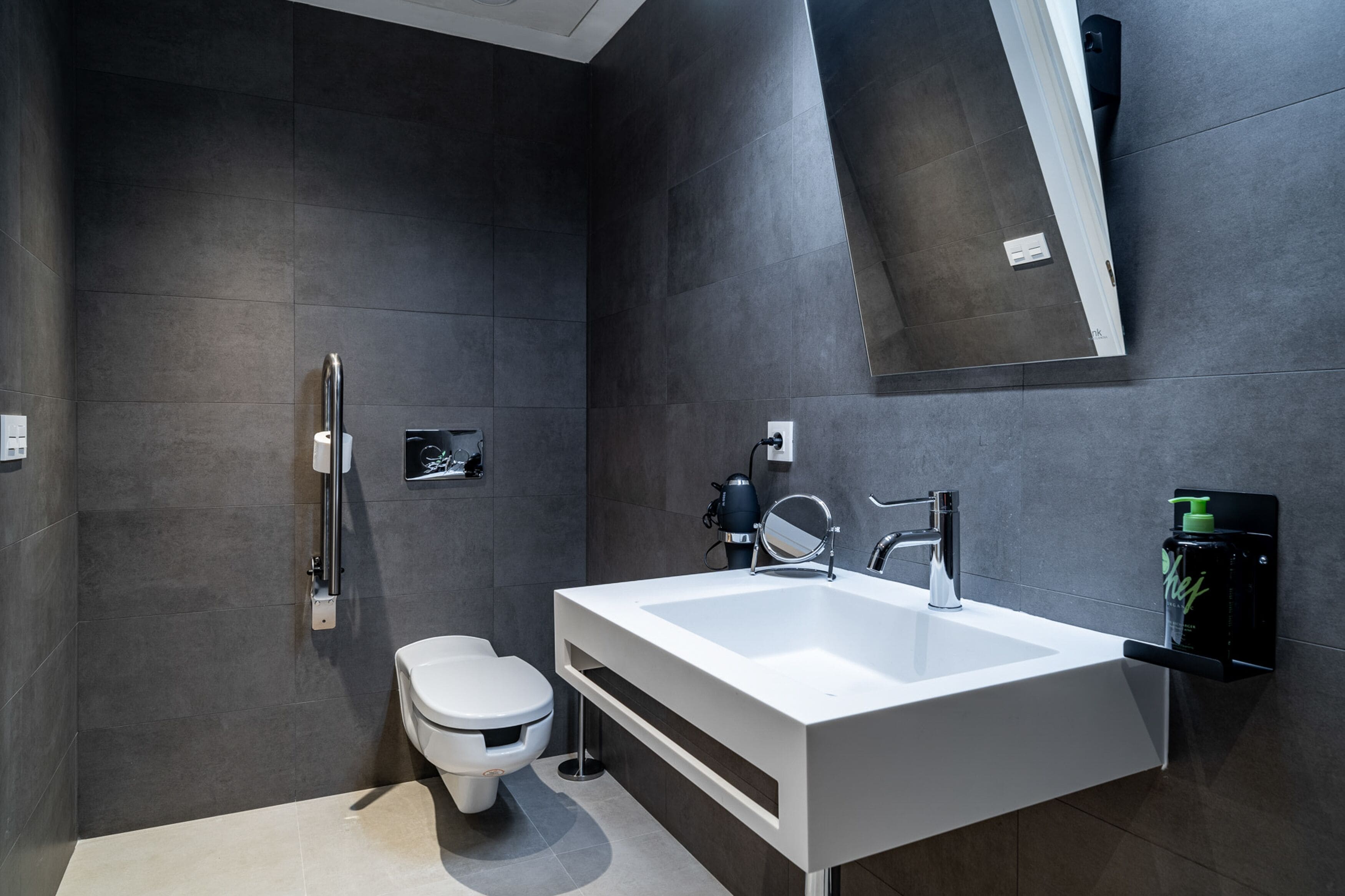 Studio - disability access | Casa de banho | Artigos de higiene ecológicos, um secador de cabelo, toalhas fornecidas 