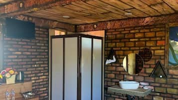 Quarto Deluxe | Casa de banho | Toalhas fornecidas, sabão, champô, papel higiénico