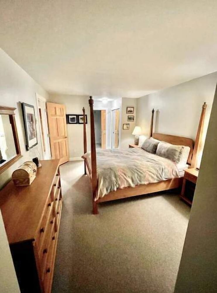 Upper Village Golf Retreat: 2br, 2ba, Free Parking & Great Living Space - Whistler