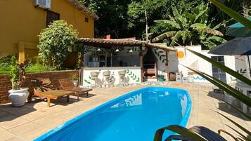 Piscina exterior, guarda-sóis, espreguiçadeiras