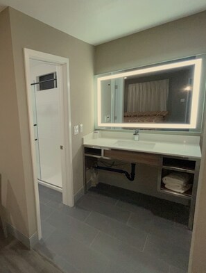 Quarto Standard, 1 cama king-size | Casa de banho | Toalhas fornecidas