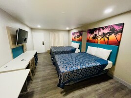 Quarto standard, 2 camas Queen | Escrivaninha, espaço de trabalho para notebook, Wi-Fi de cortesia