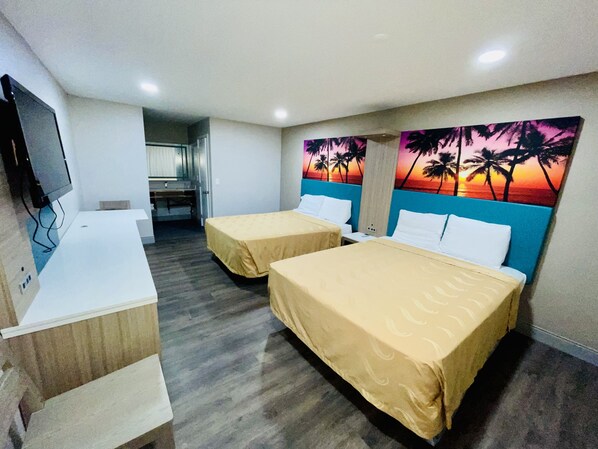 Quarto Standard, 2 camas queen-size | Secretária, secretária adequada para computadores portáteis