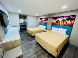 Quarto standard, 2 camas Queen | Escrivaninha, espaço de trabalho para notebook, Wi-Fi de cortesia