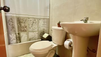 Quarto básico, 1 cama de casal | Banheiro | Chuveiro, piso aquecido, toalhas de banho