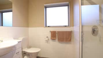 Quarto Familiar, 2 quartos | Casa de banho | Um polibã, artigos de higiene pessoal grátis, um secador de cabelo