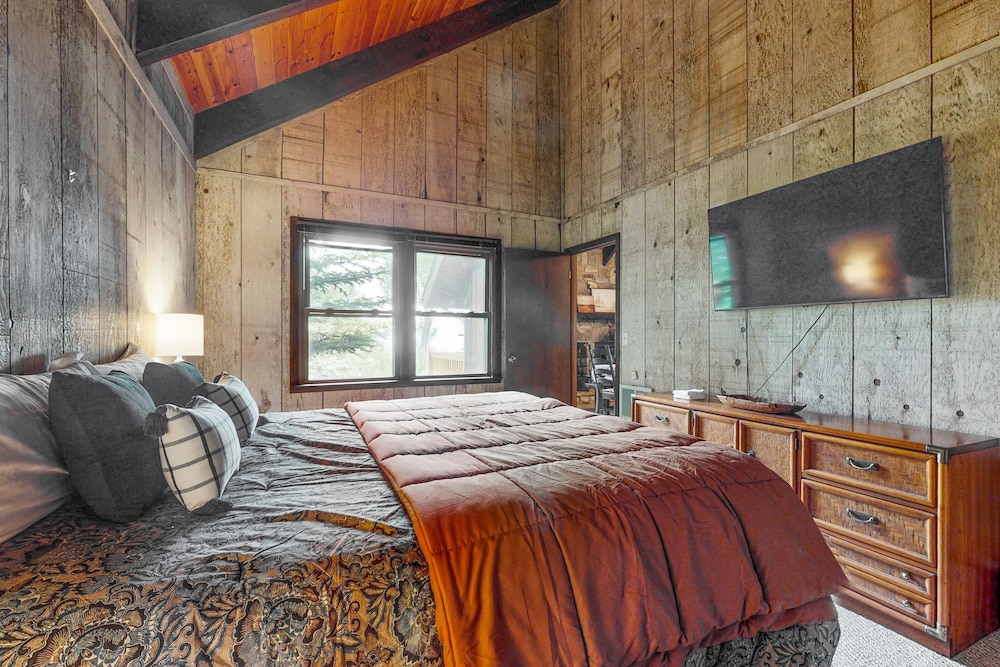 Mountain-view Home Near Skiing With Wood-burning Fireplace, Deck, & W/d - Beech Mountain, NC
