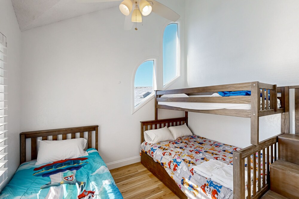 Updated Beach Access Condo With Pool, Deck, & Tennis Courts - Dog-friendly - Duck, NC