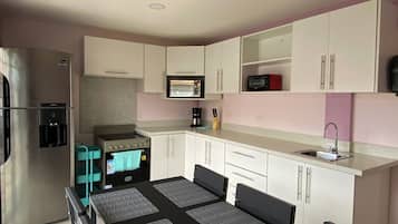 Geladeira grande, micro-ondas, fogão, cooktop