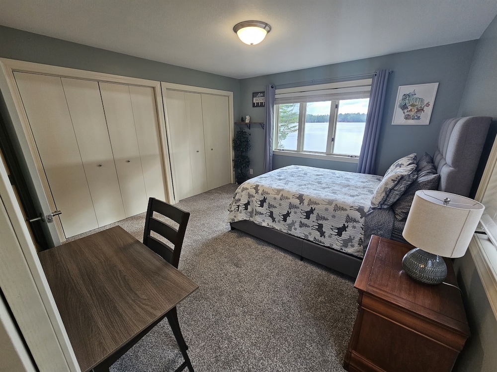 Dollar Lake Oasis, Near Downtown and the Chain, Fire Pit, Sandy Beach ...