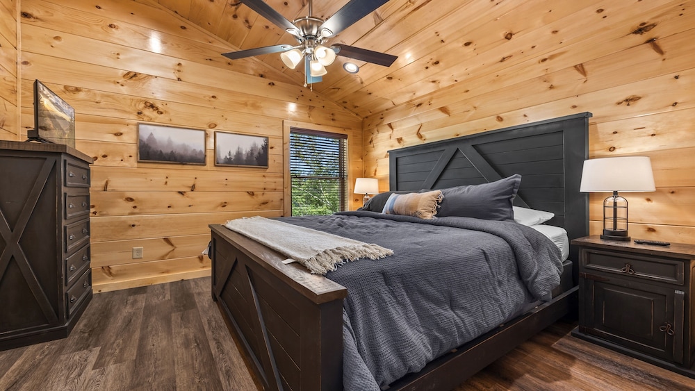 Hillbilly Hideaway: A Modern Farmhouse! - Pigeon Forge | Vrbo